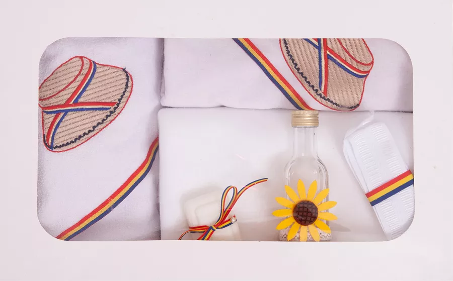 Trusou botez brodat clop traditional 7 piese tricolor alb11 - domo.ro