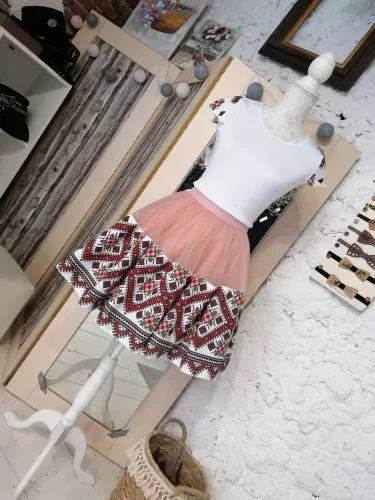 Fusta tulle roz cu motiv traditional si bluza alba 0xi_124 - domo.ro