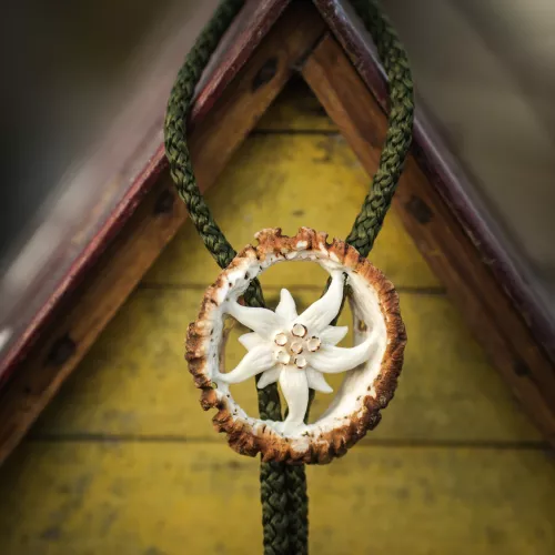 Cravata vanatoreasca bolo din corn de cerb sculptata manual motiv floare de