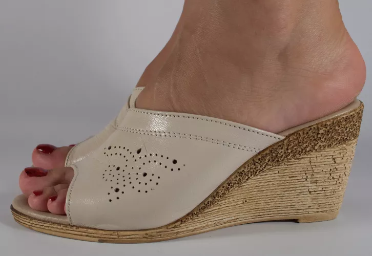 Saboti crem din piele naturala dama cu platforma SBM2 38 - domo.ro