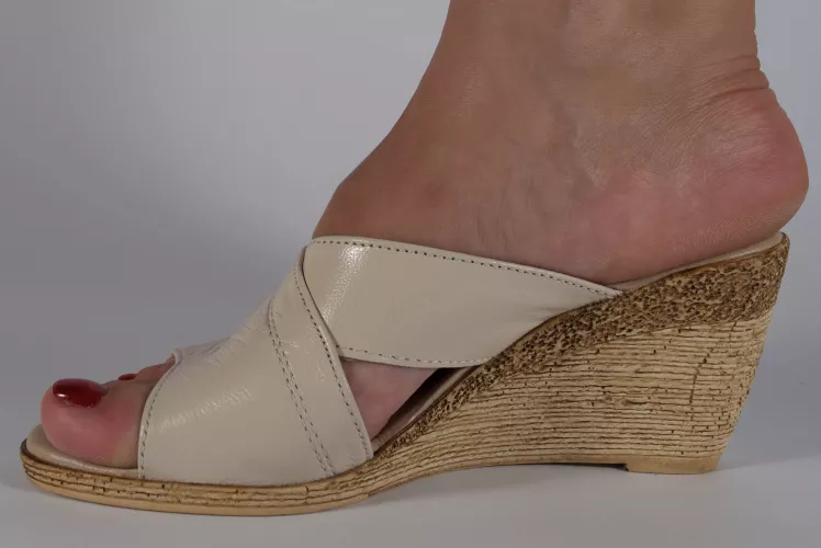 Saboti crem din piele naturala dama cu platforma SBM2 38 - domo.ro