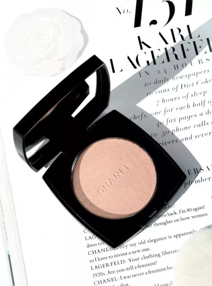 Pudra luminoasa translucida Chanel Poudre Lumiere Highlighting Powder ...
